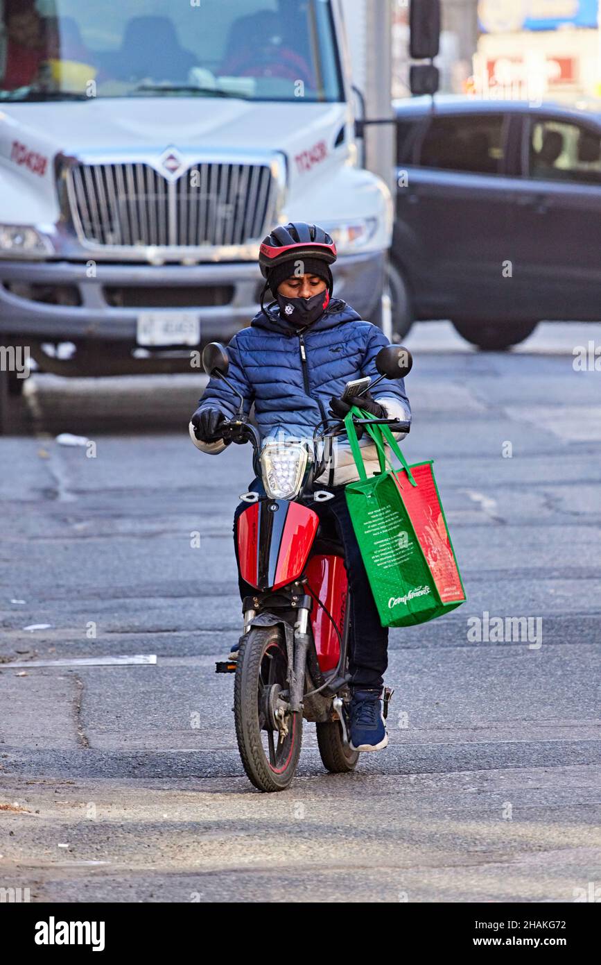 Cyclists and food delivery people Stock Photo - Alamy