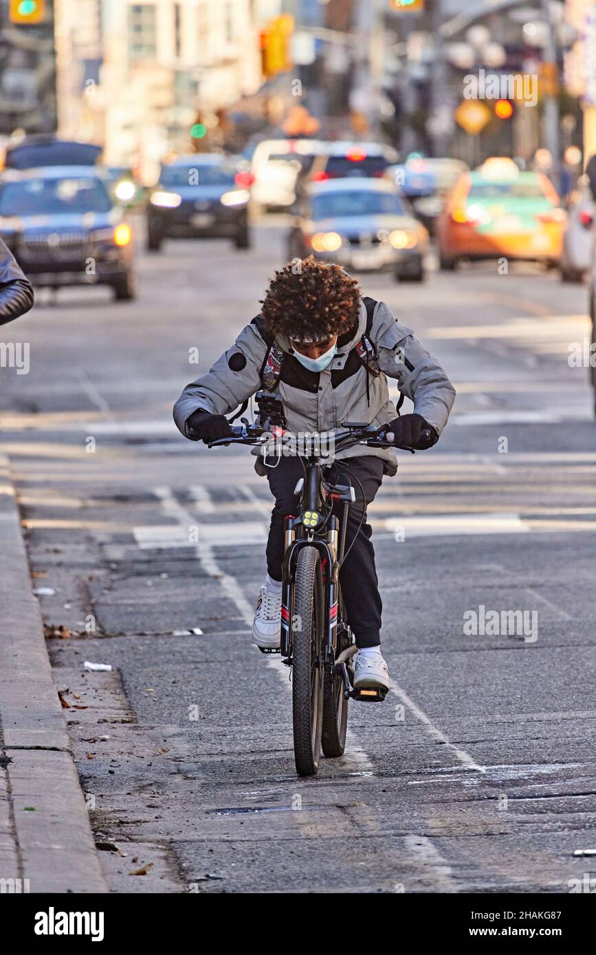 Cyclists and food delivery people Stock Photo - Alamy