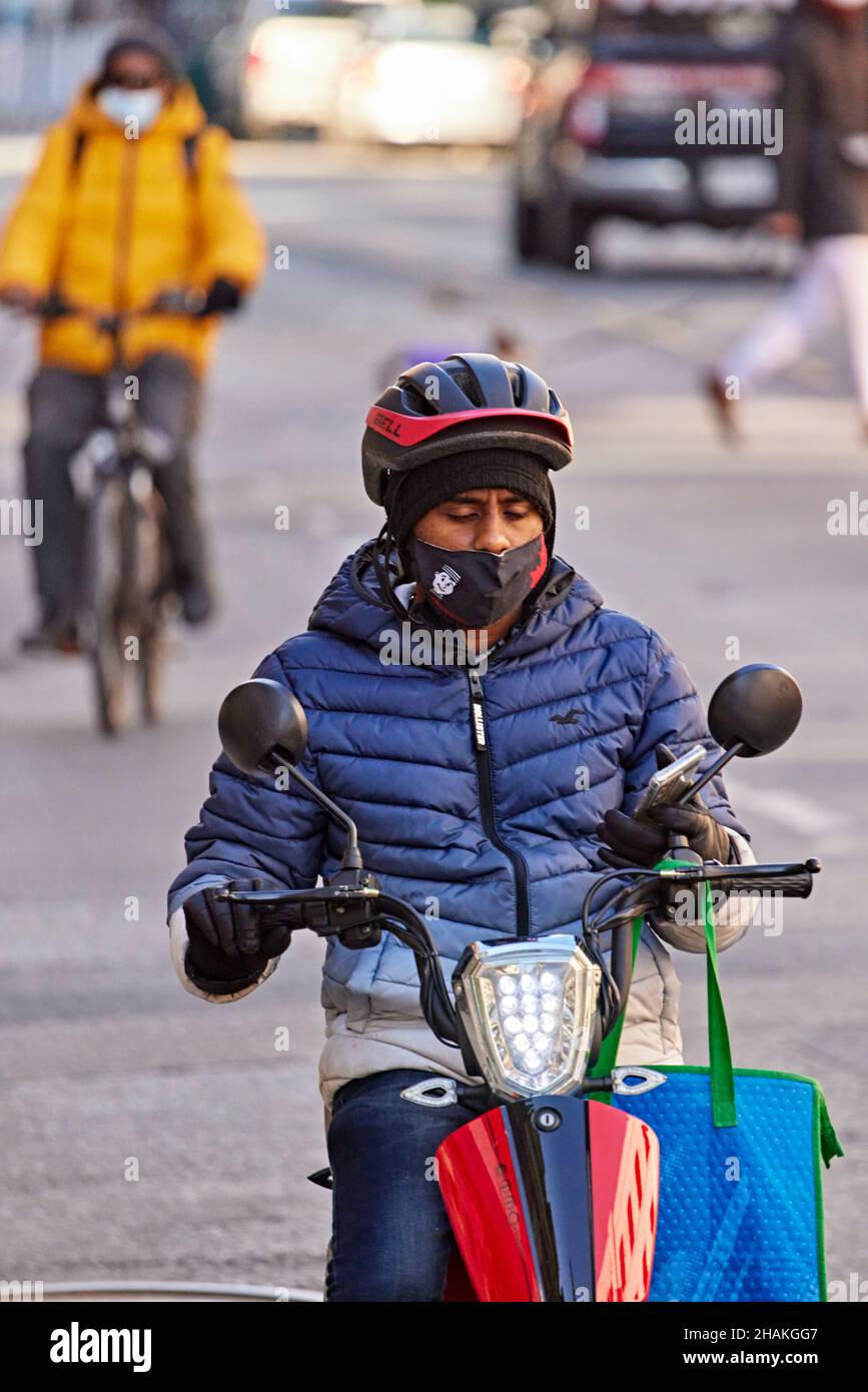 Cyclists and food delivery people Stock Photo - Alamy