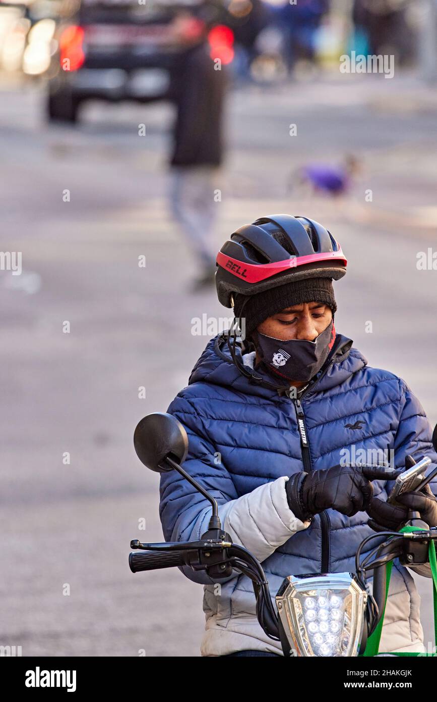 Cyclists and food delivery people Stock Photo - Alamy