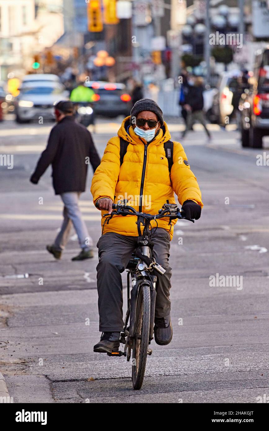 Cyclists and food delivery people Stock Photo - Alamy