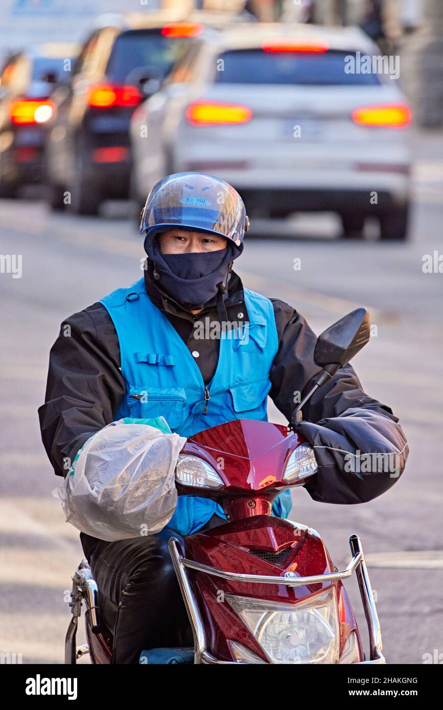 Cyclists and food delivery people Stock Photo - Alamy
