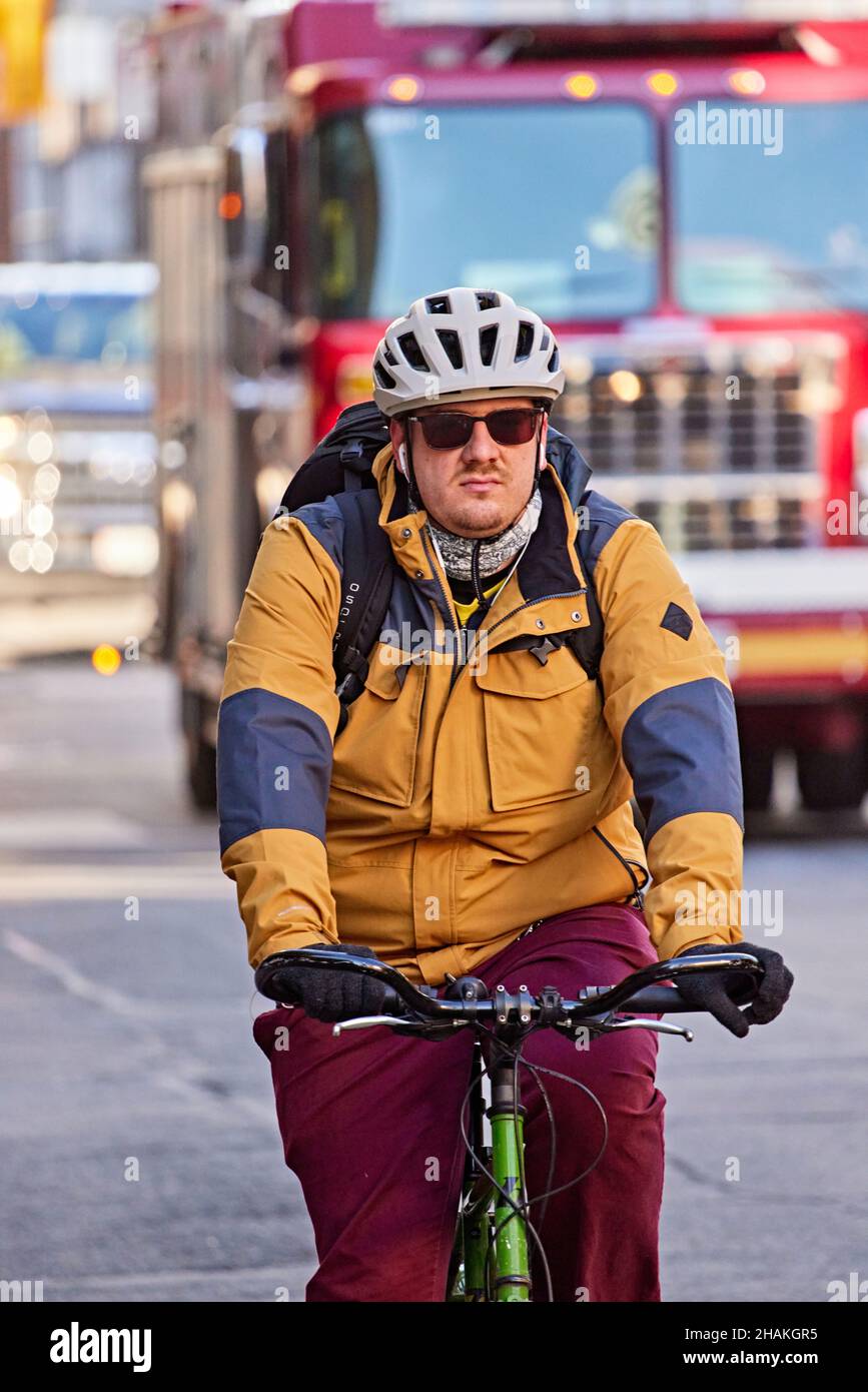 Cyclists and food delivery people Stock Photo - Alamy