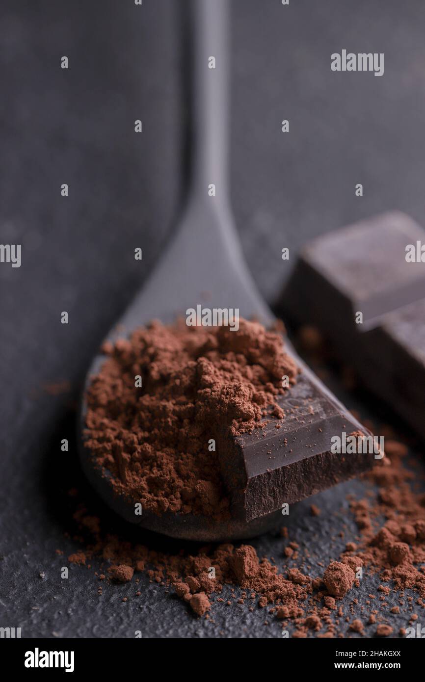 Spoon with cocoa powder and a chocolate bar Stock Photo - Alamy