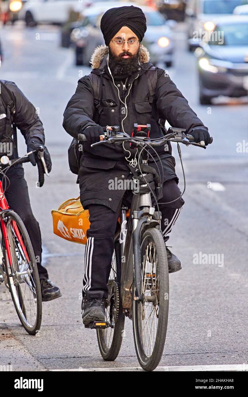 Cyclists and food delivery people Stock Photo - Alamy