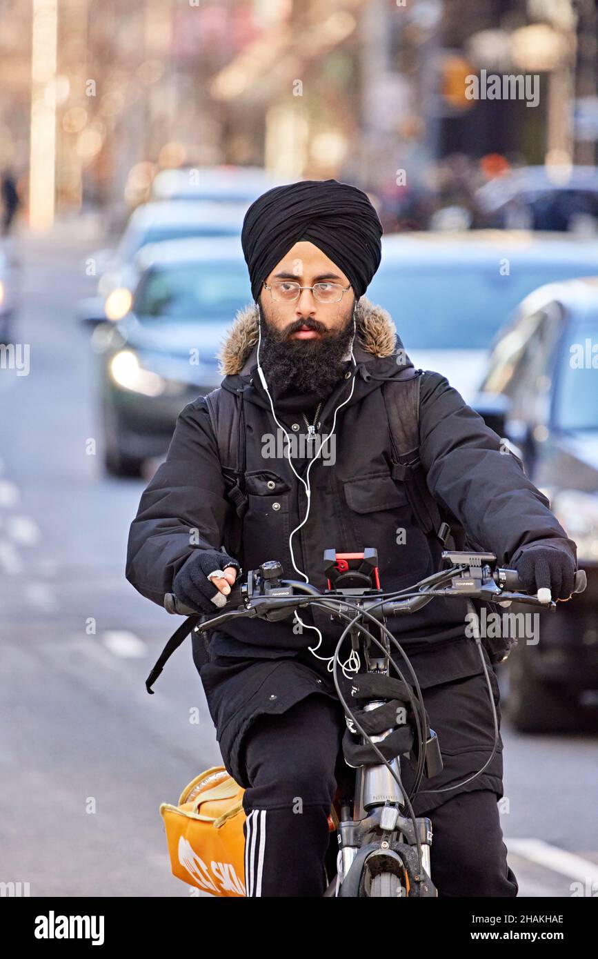 Cyclists and food delivery people Stock Photo - Alamy