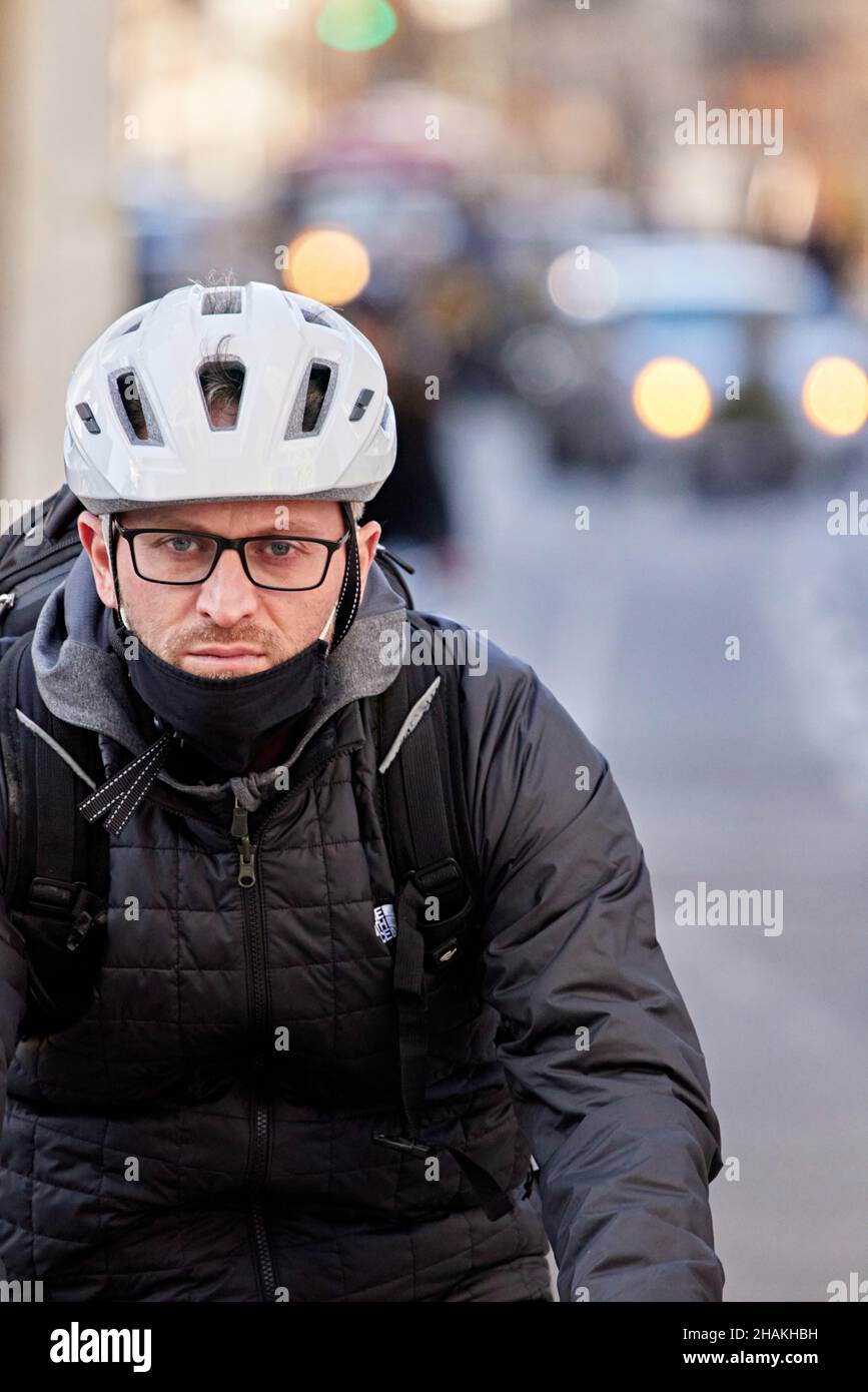 Cyclists and food delivery people Stock Photo - Alamy