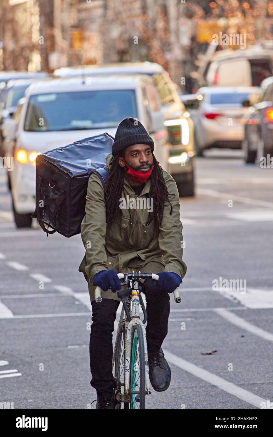 Cyclists and food delivery people Stock Photo - Alamy