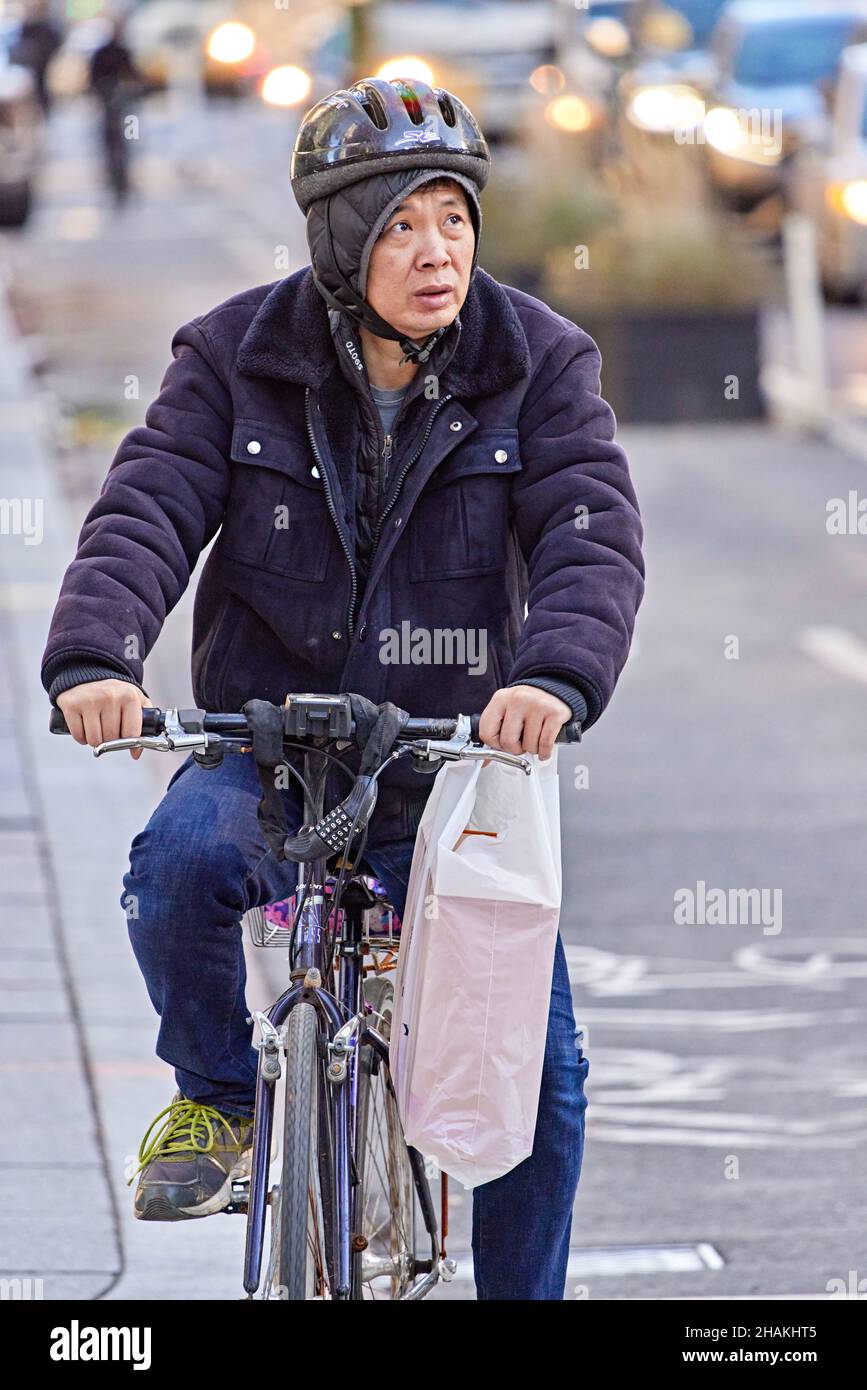 Cyclists and food delivery people Stock Photo - Alamy