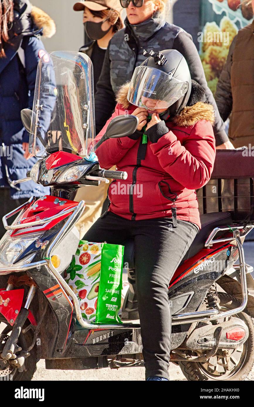 Cyclists and food delivery people Stock Photo - Alamy