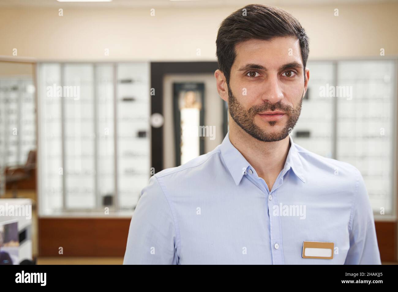 Portrait photo of salesman in optical store Stock Photo - Alamy
