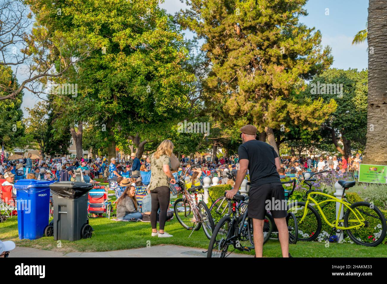 Friends at outdoor concert hi-res stock photography and images - Alamy