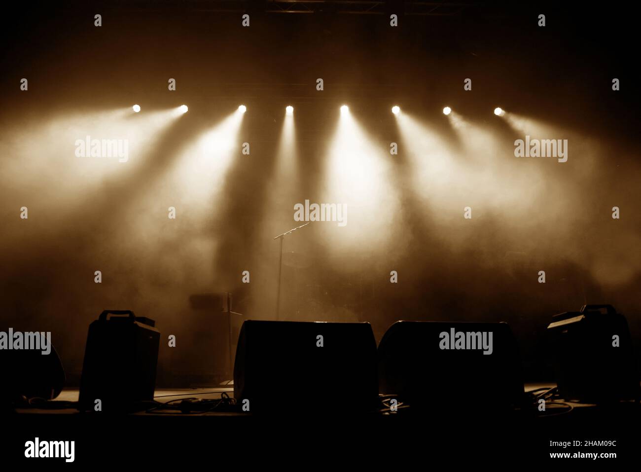 Stage lights and loudspeakers at live concert Stock Photo - Alamy