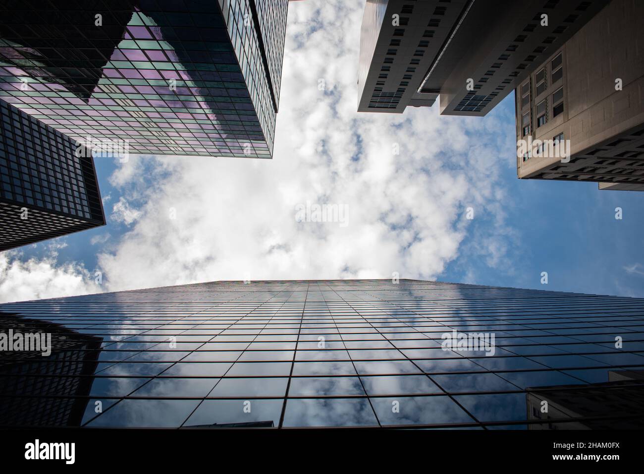 New york looking up skyline hi-res stock photography and images - Alamy