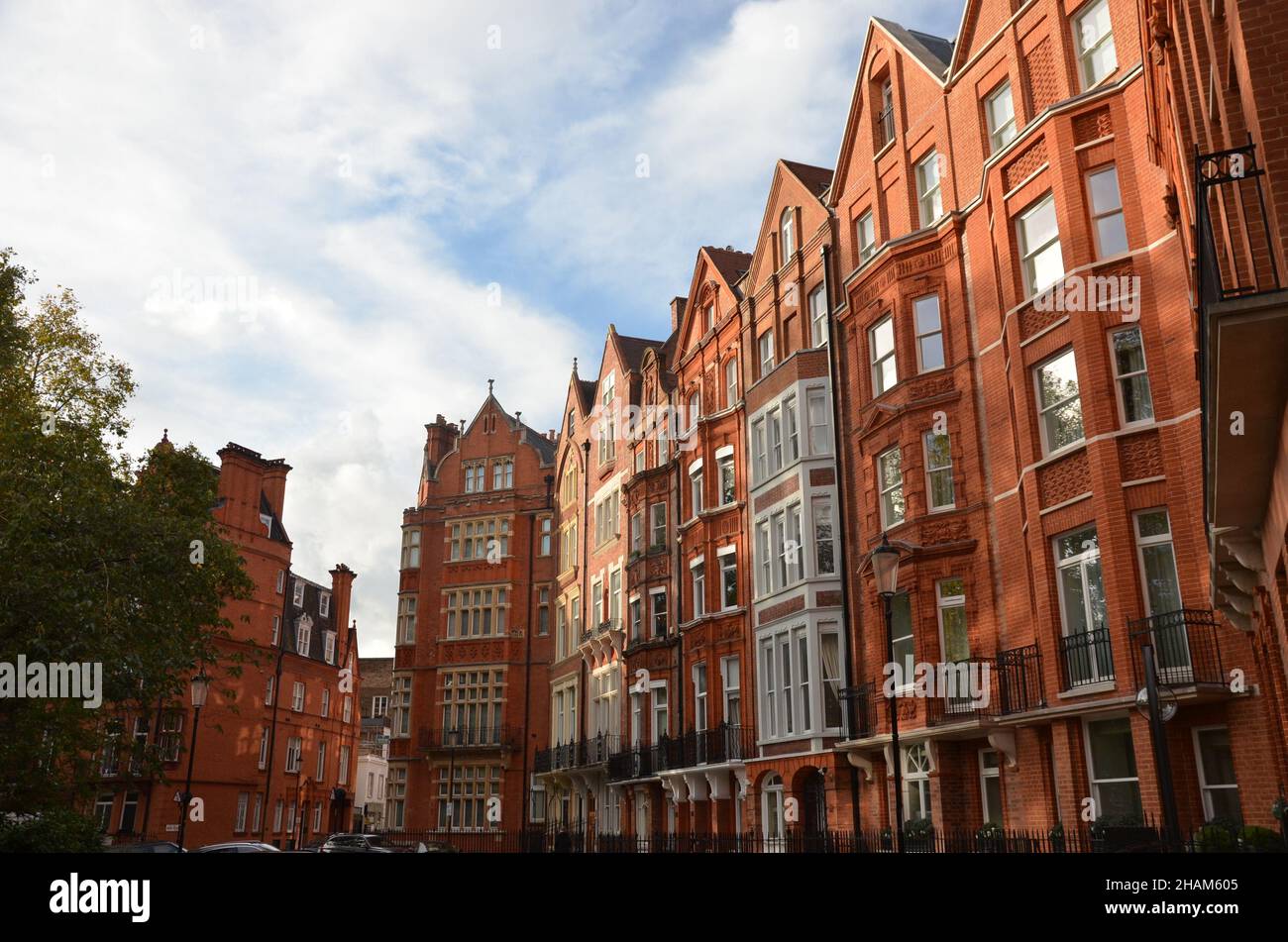 A stroll through the beautiful, medieval boroughs of Chelsea and ...