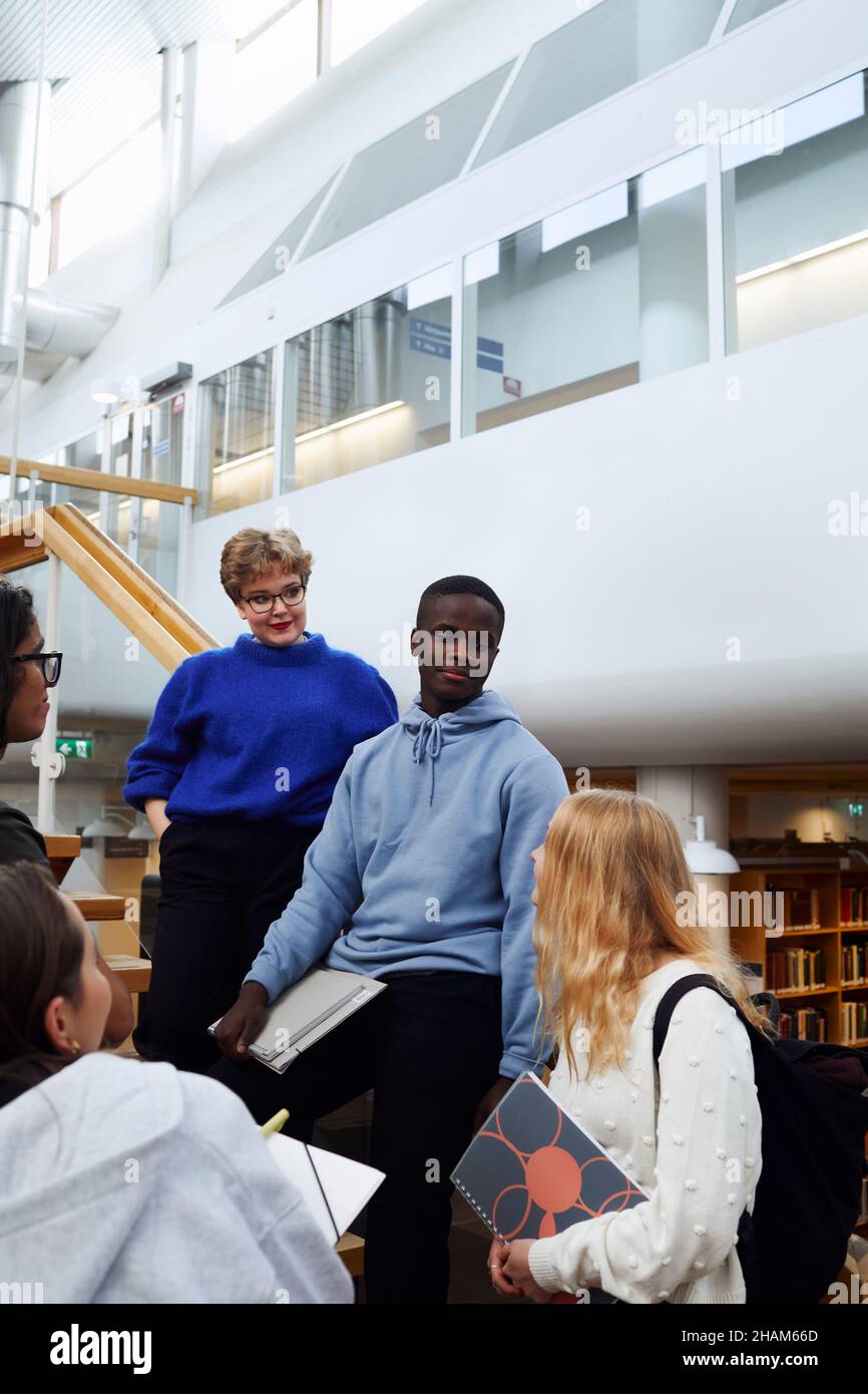 Adult group discussion library hi-res stock photography and images - Alamy