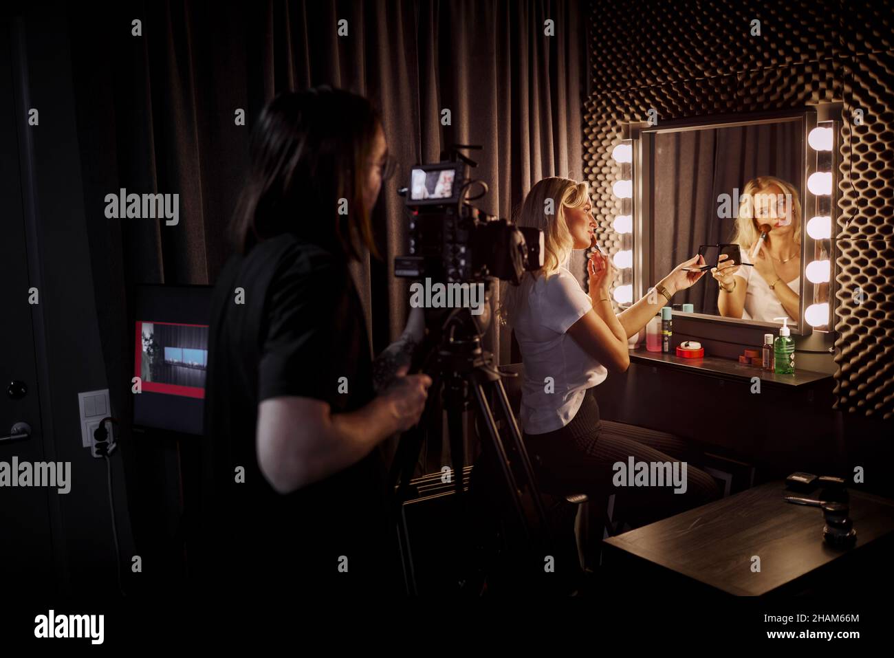 Filming woman hi-res stock photography and images - Alamy