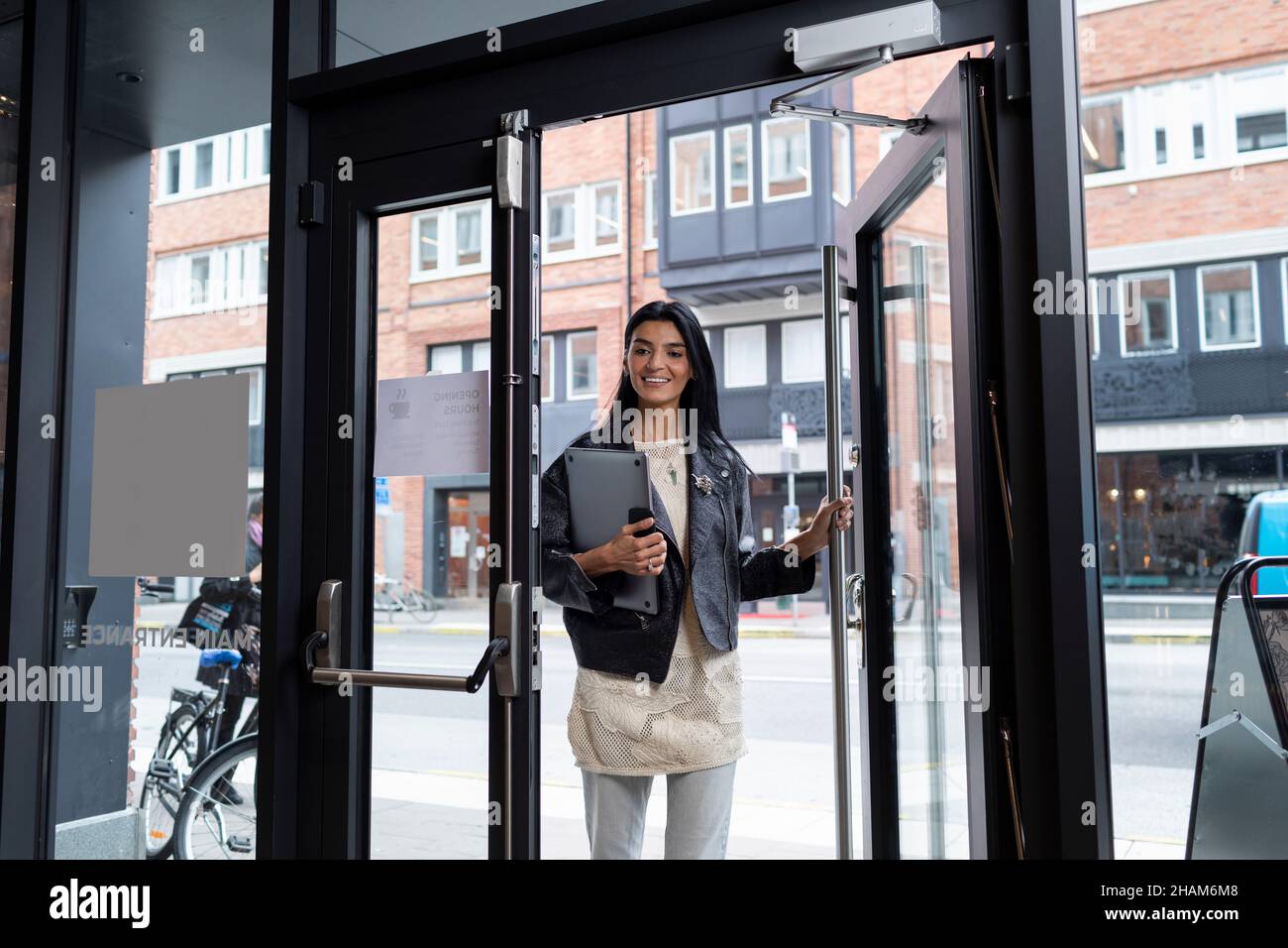 Entering an office smiling hi-res stock photography and images - Alamy