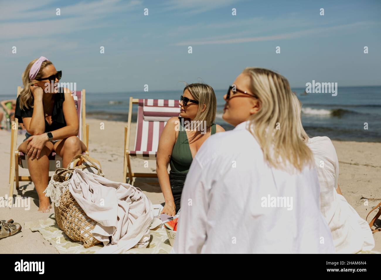 Real life beach hi-res stock photography and images - Alamy