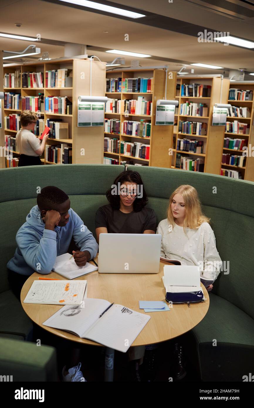Students learning together in library Stock Photo - Alamy