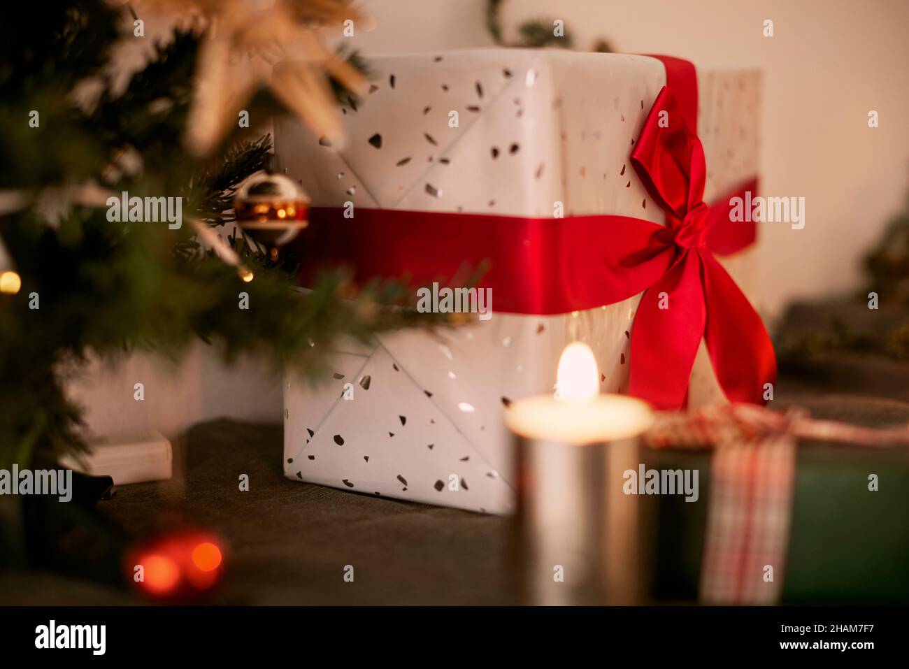 Present under the tree hi-res stock photography and images - Alamy