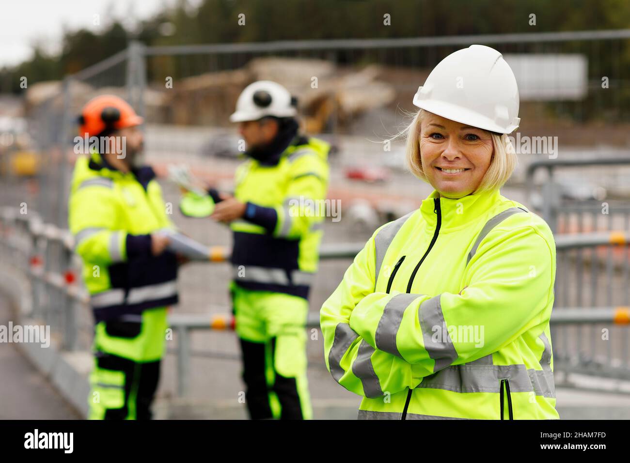 Engineers in reflecting clothing at building site Stock Photo - Alamy