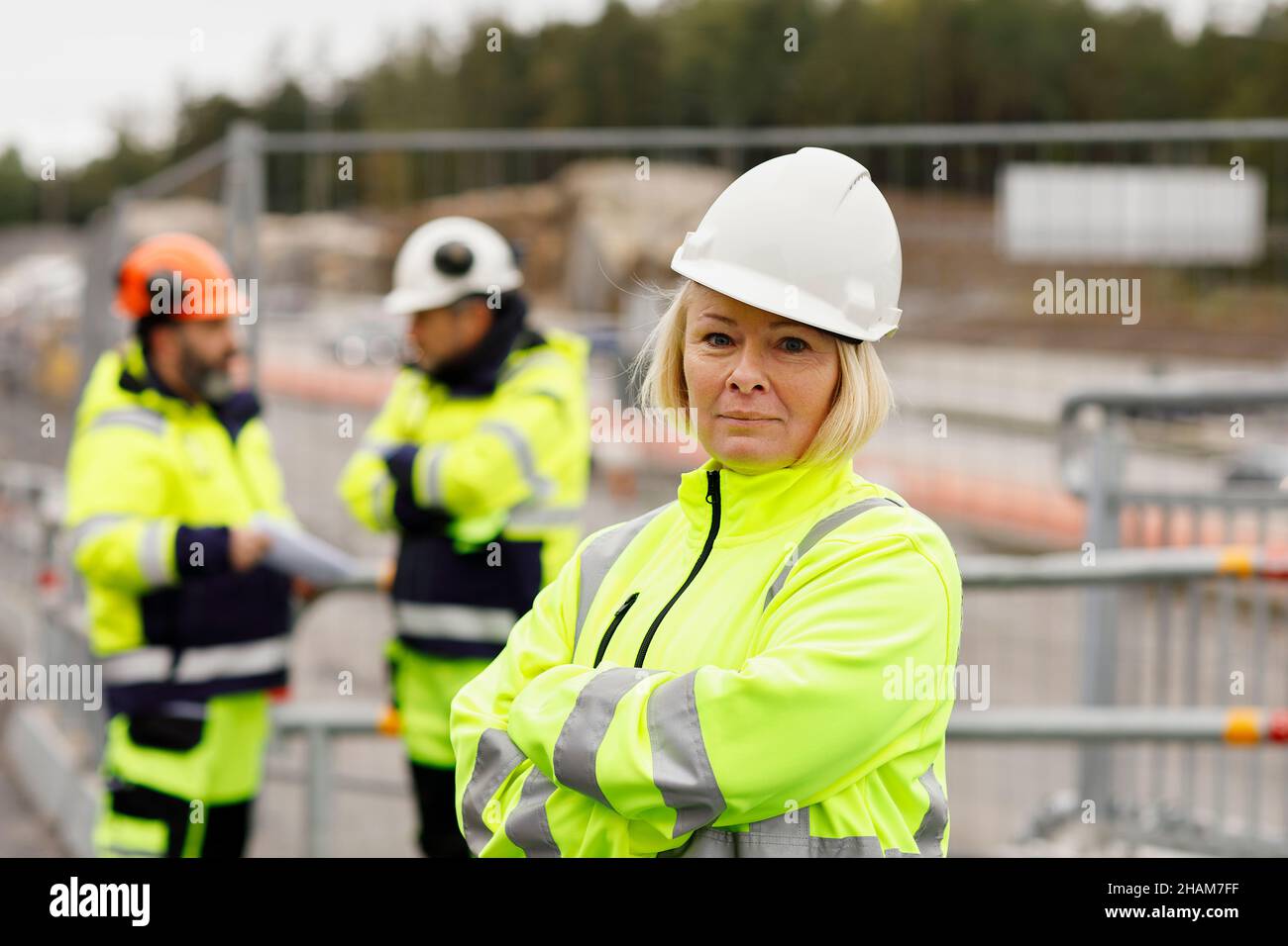 Engineers in reflecting clothing at building site Stock Photo - Alamy