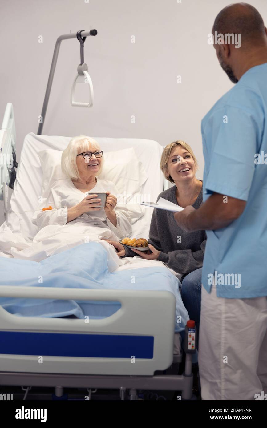 Nurse talking to patient in hospital Stock Photo - Alamy