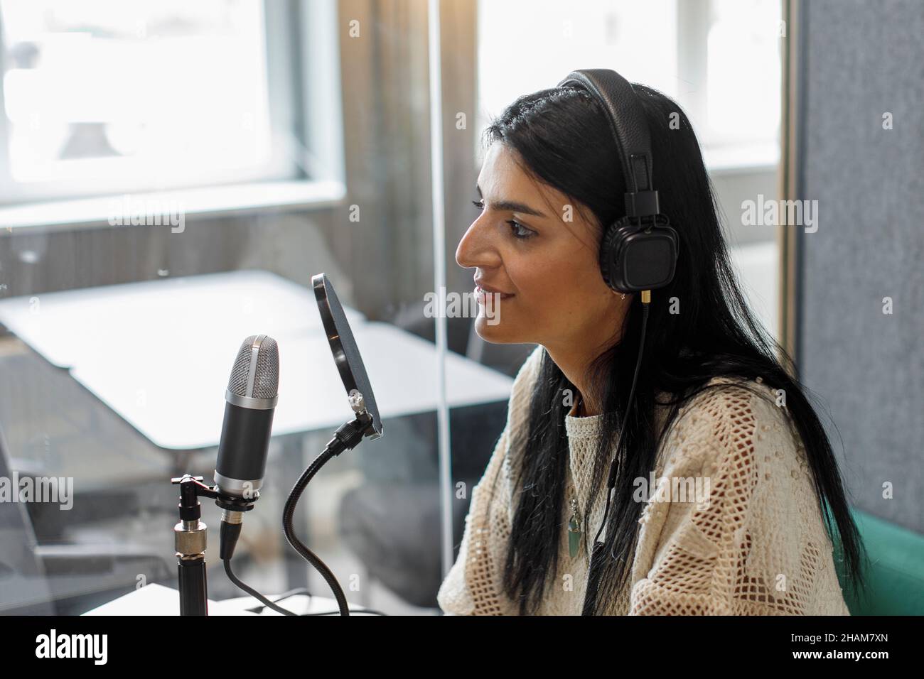 Podcast people hi-res stock photography and images - Alamy