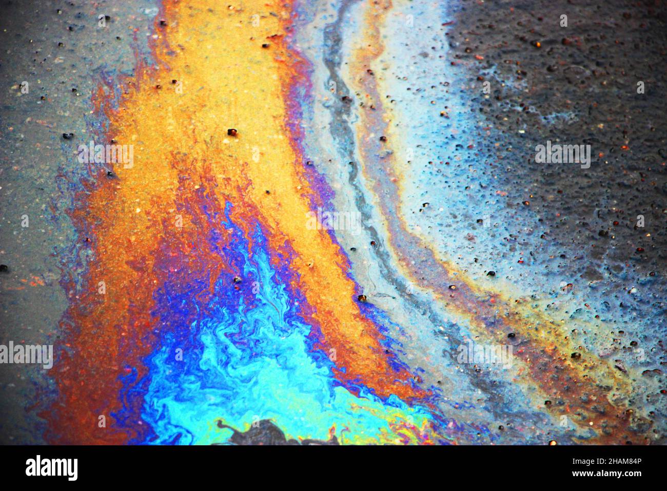 Oil spill on asphalt road background or texture Stock Photo - Alamy
