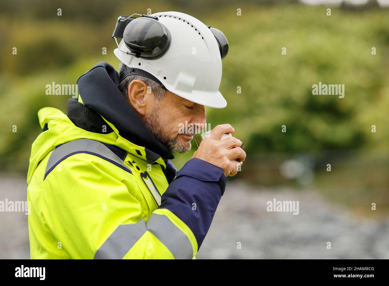 Male engineer hard hat hi-res stock photography and images - Alamy