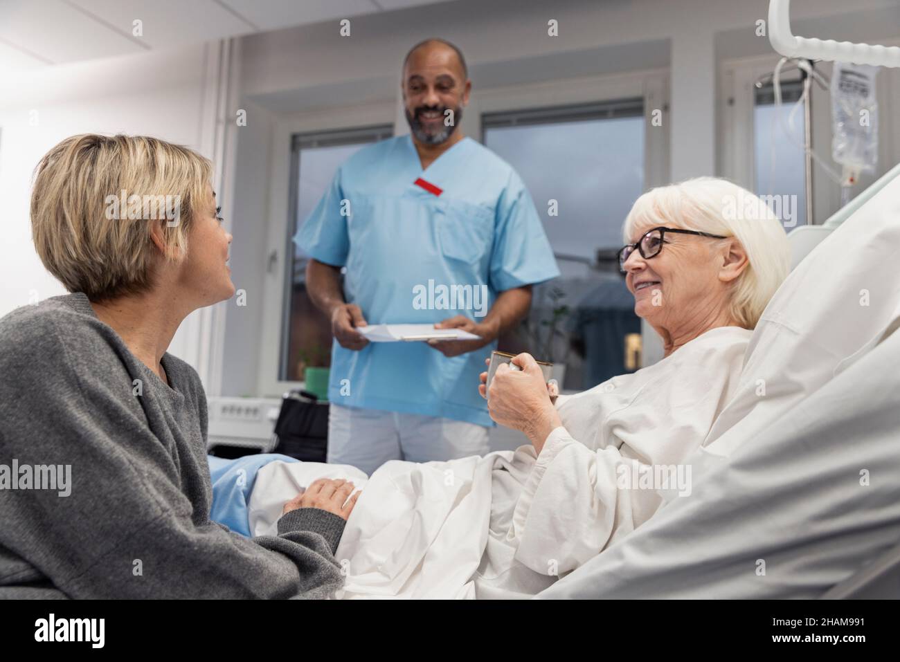 Nurse talking to patient in hospital Stock Photo - Alamy
