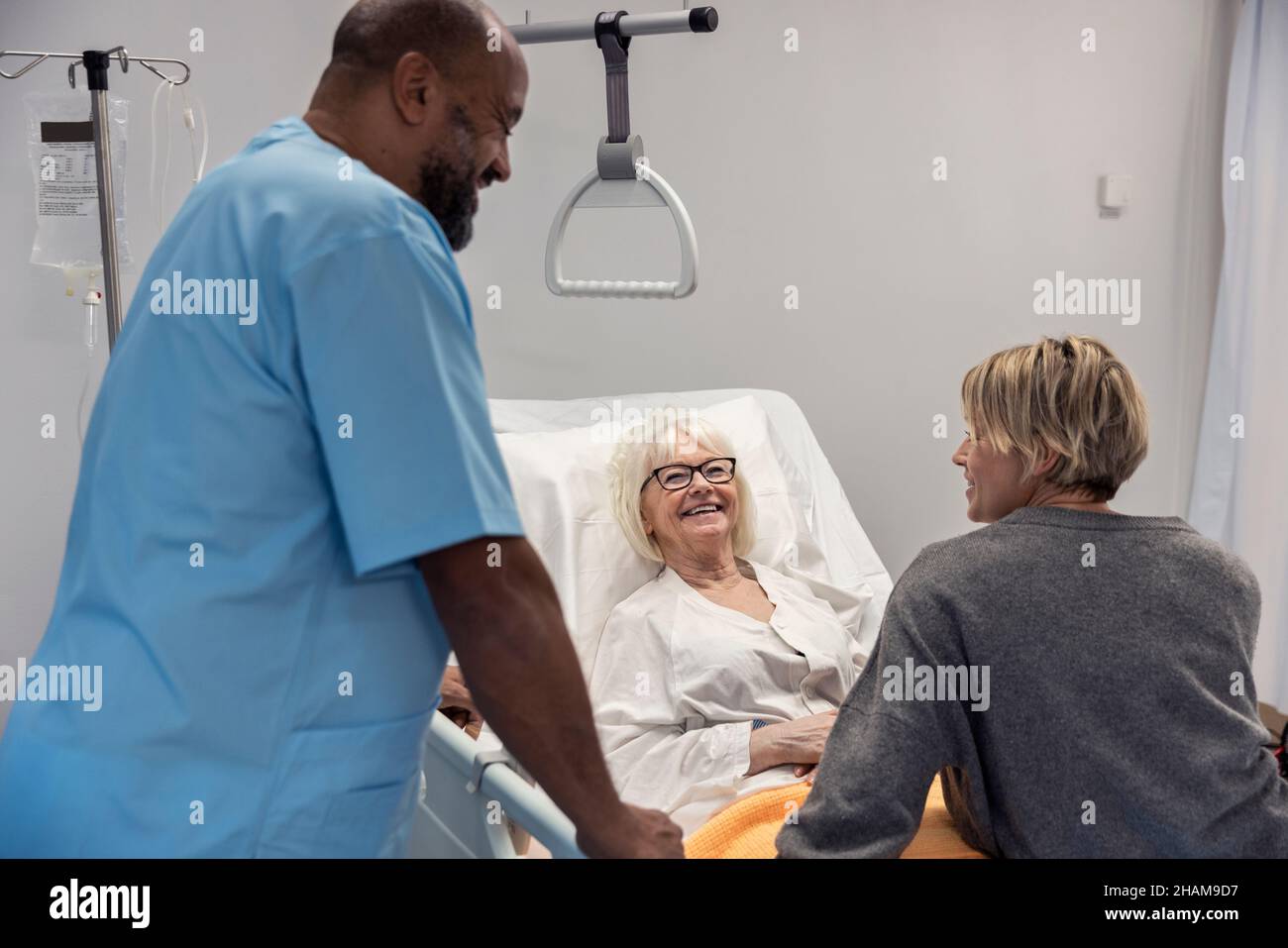 Nurse talking to patient in hospital Stock Photo - Alamy