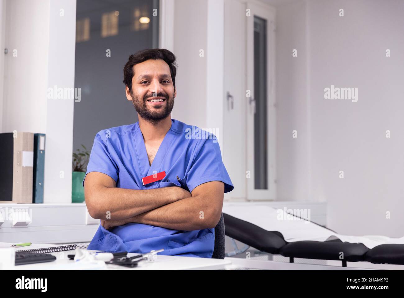 Doctor looking at skin hi-res stock photography and images - Alamy
