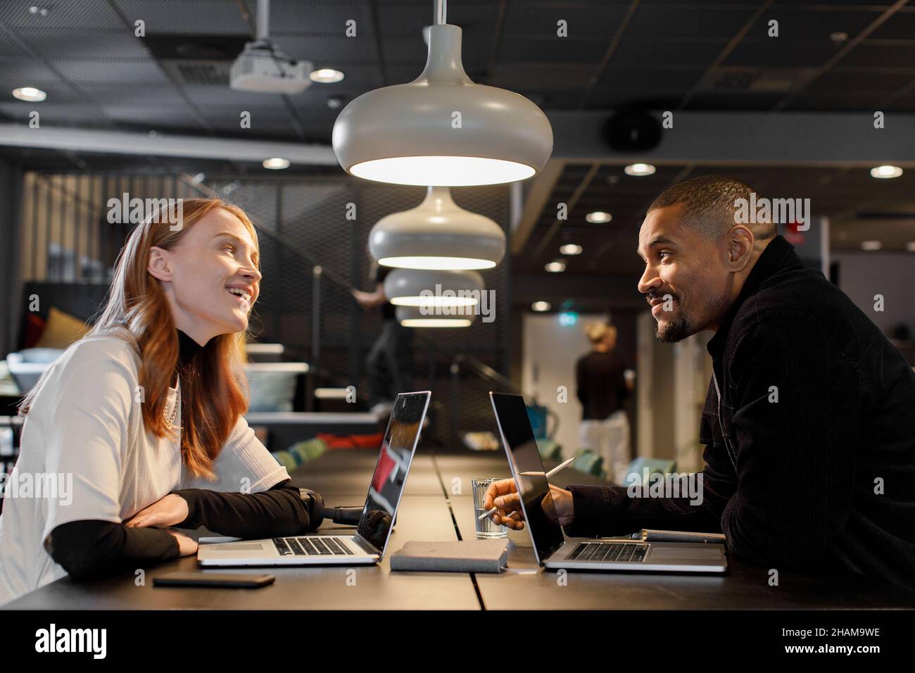 Work people talking positive hi-res stock photography and images - Alamy