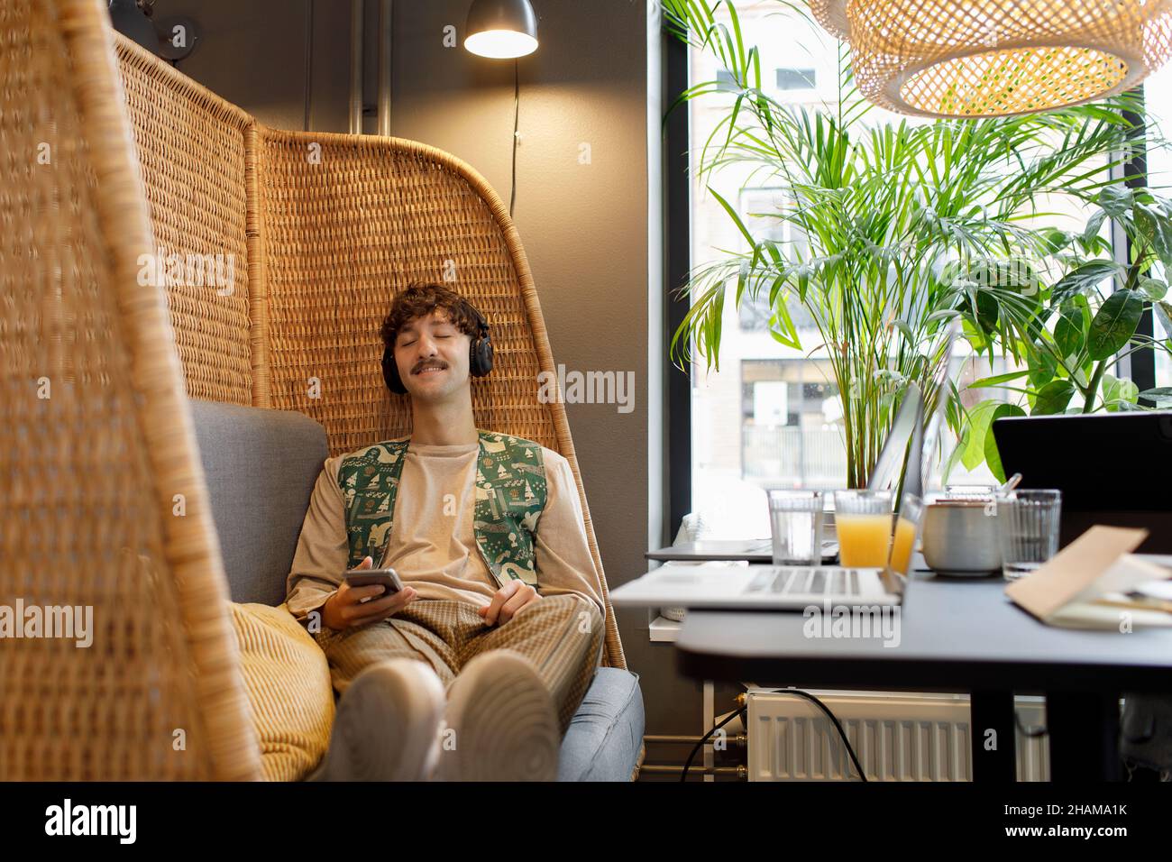 Relaxing work environment hi-res stock photography and images - Alamy
