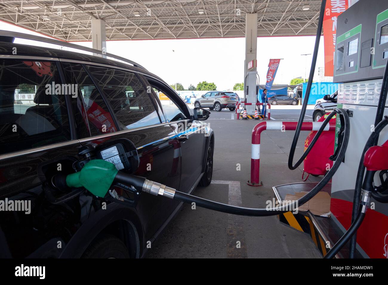 cars refueling in a gas station Stock Photo - Alamy