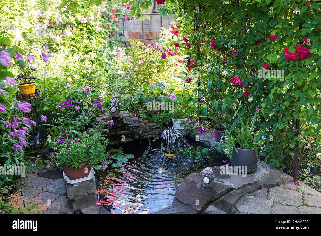 Fountain with red roses hi-res stock photography and images - Alamy
