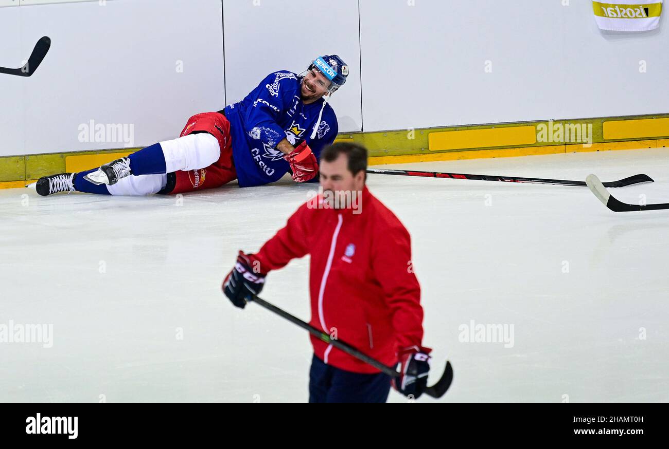 Czech David Krejci and coach Jaroslav Spacek, front, in action during ...