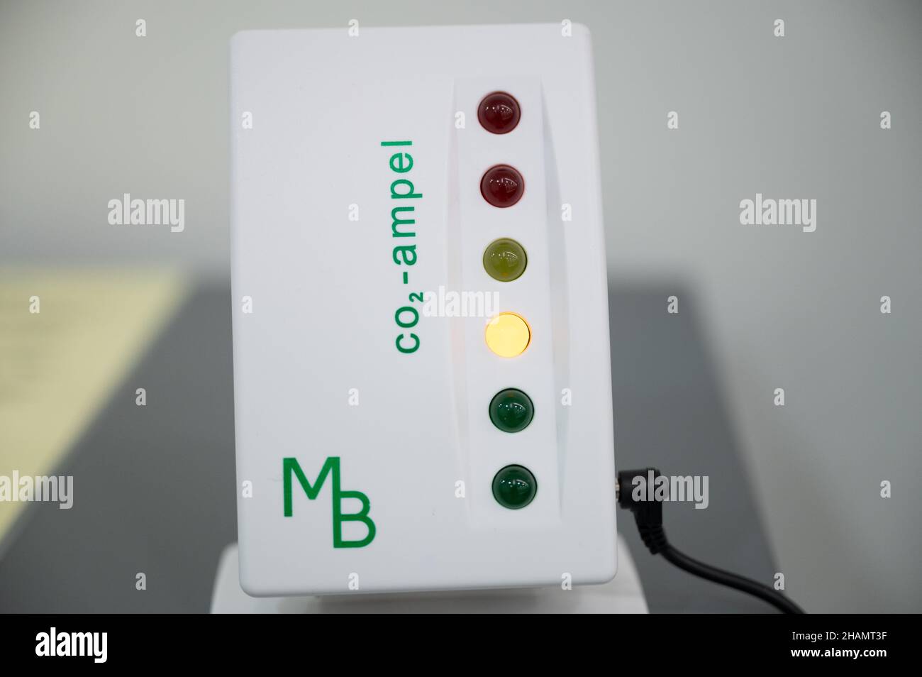 08 December 2021, Baden-Wuerttemberg, Stuttgart: A CO2 meter, also ...