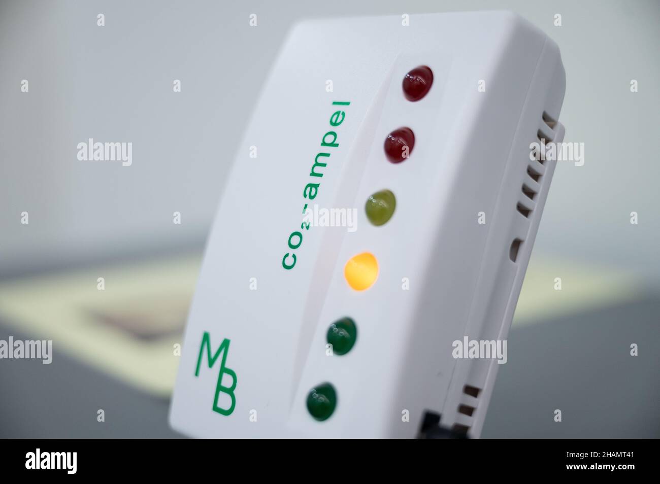 08 December 2021, Baden-Wuerttemberg, Stuttgart: A CO2 meter, also ...