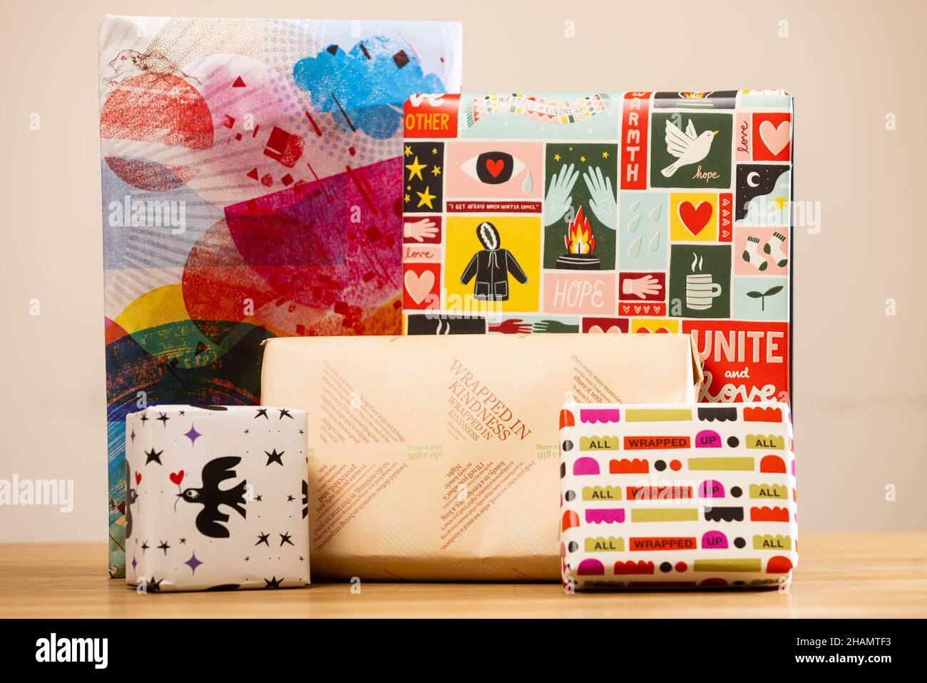 Un wrapped paper hi-res stock photography and images - Alamy
