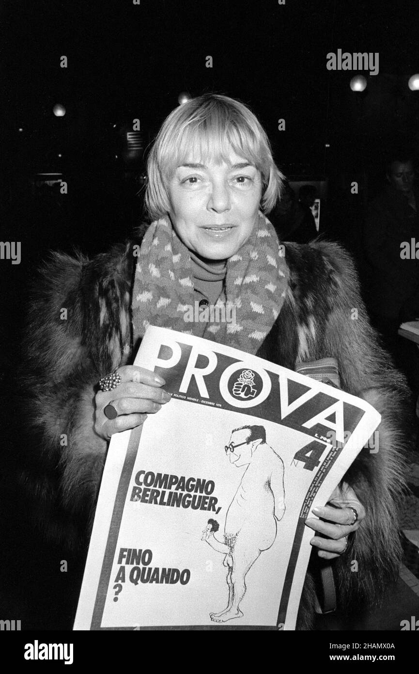 - Milano, Dicembre1976, diffusione del giornale Prova Radicale con una ...