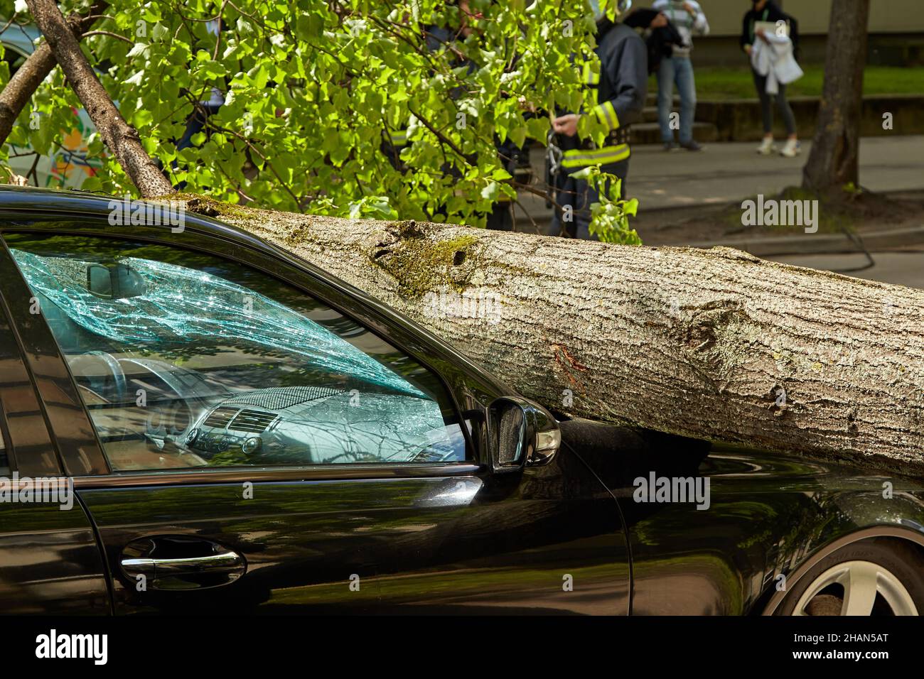 Tornado wind house hi-res stock photography and images - Alamy