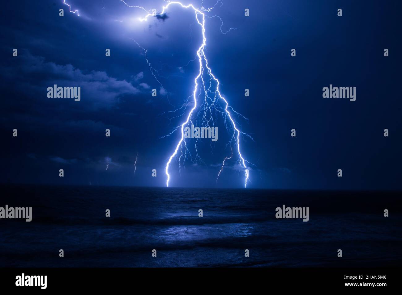 Thunderstorm lightning natural disaster hi-res stock photography and ...