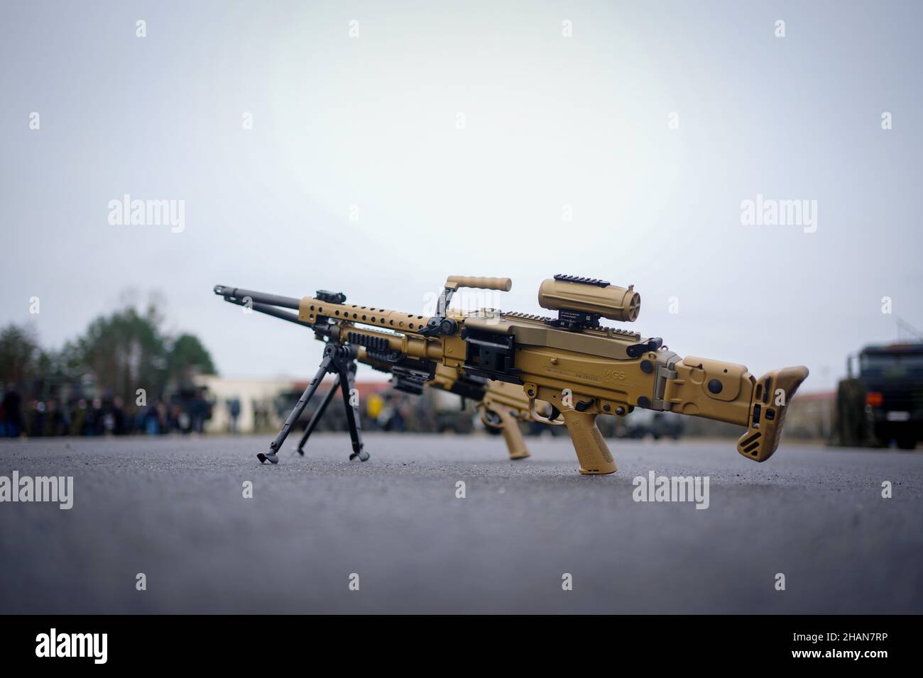 Beelitz, Germany. 14th Dec, 2021. Two MG5 machine guns lie on the roll ...