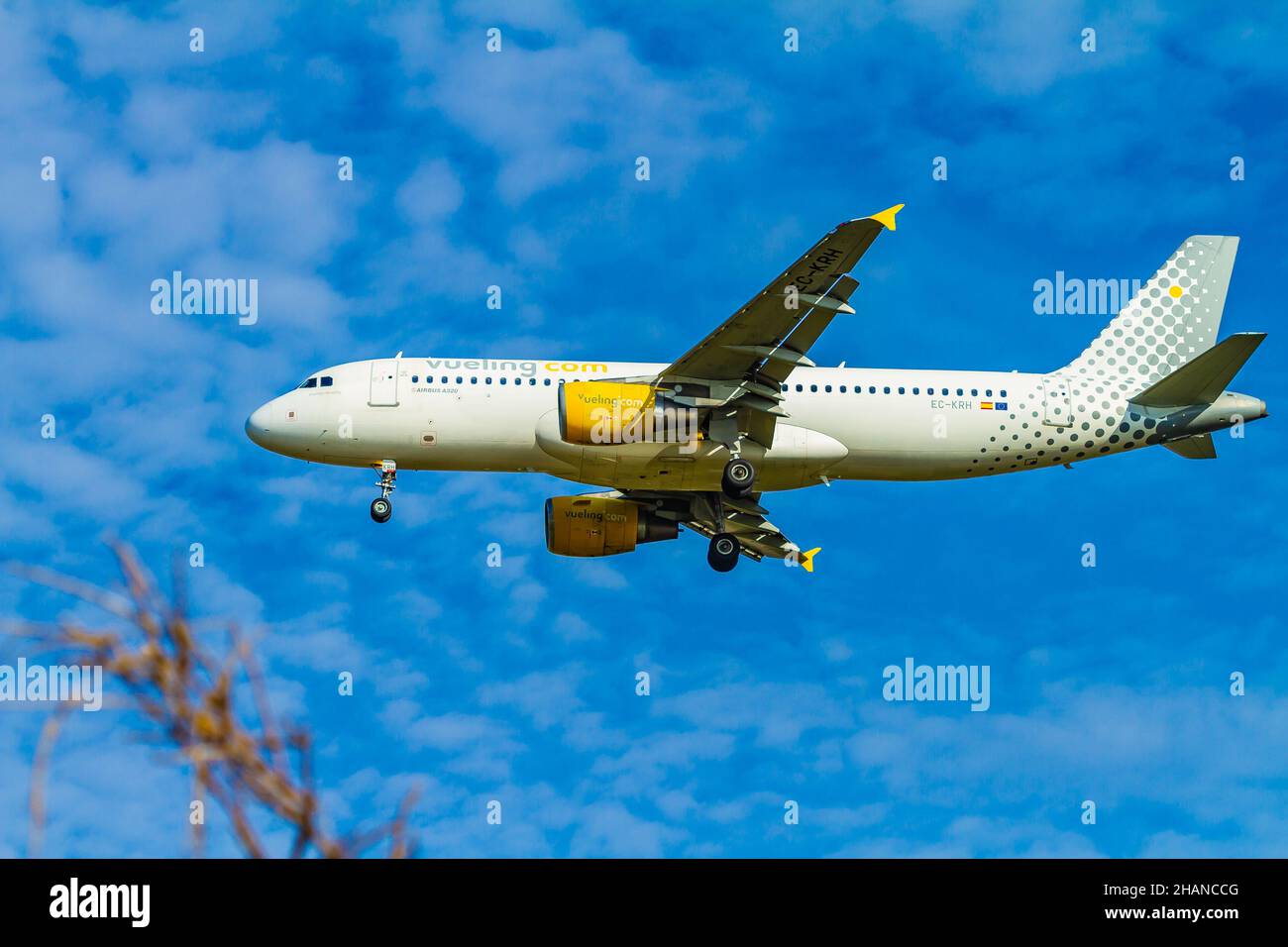 BARCELONA, SPAIN - Sep 27, 2021: A Vueling Airbus A320 landing with ...