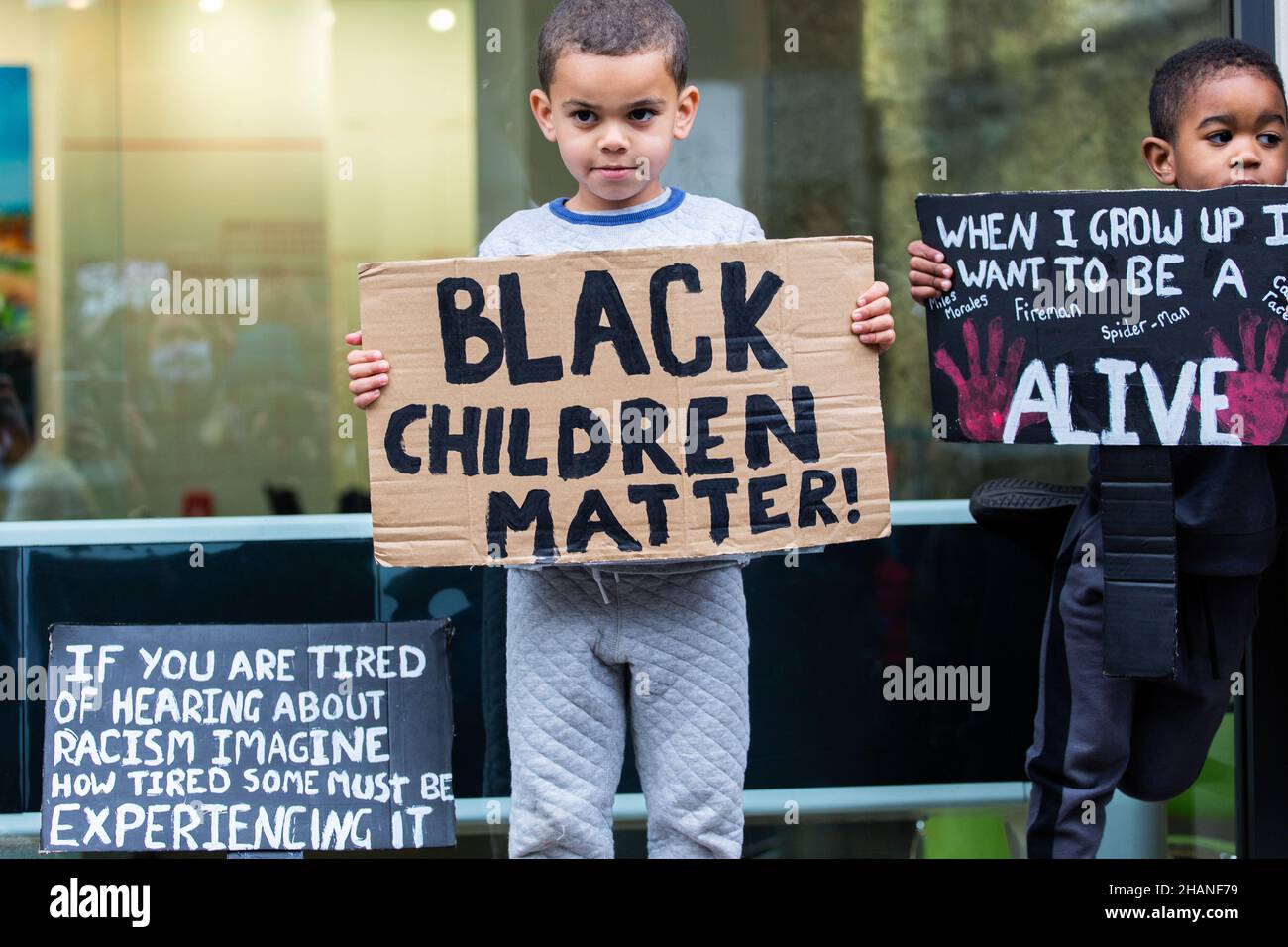 Children holding protest signs hi-res stock photography and images - Alamy