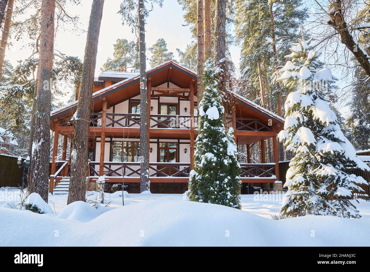 House by a snowy forest hi-res stock photography and images - Alamy