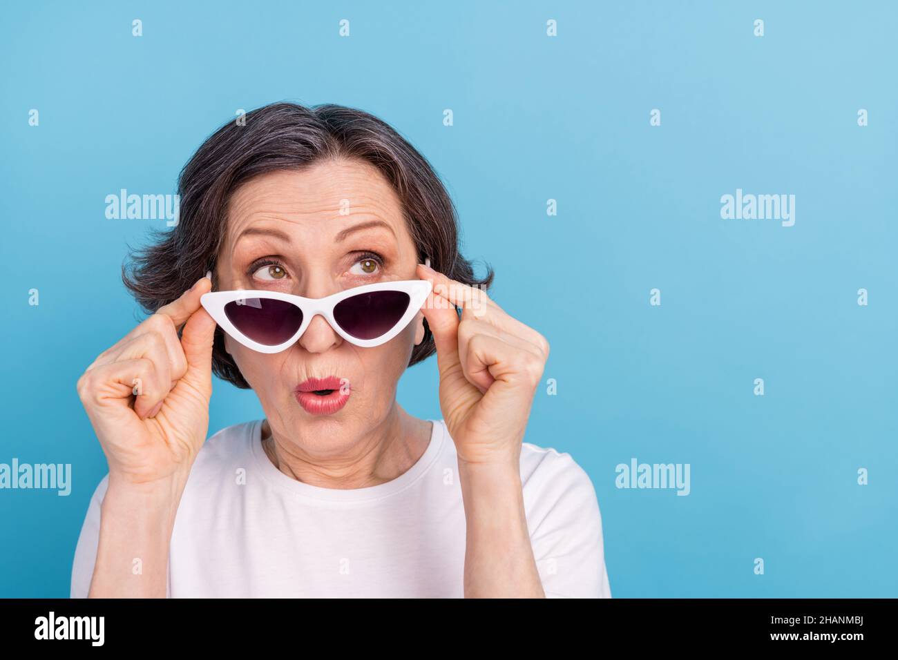 Photo portrait senior woman taking off sunglass looking copyspace ...